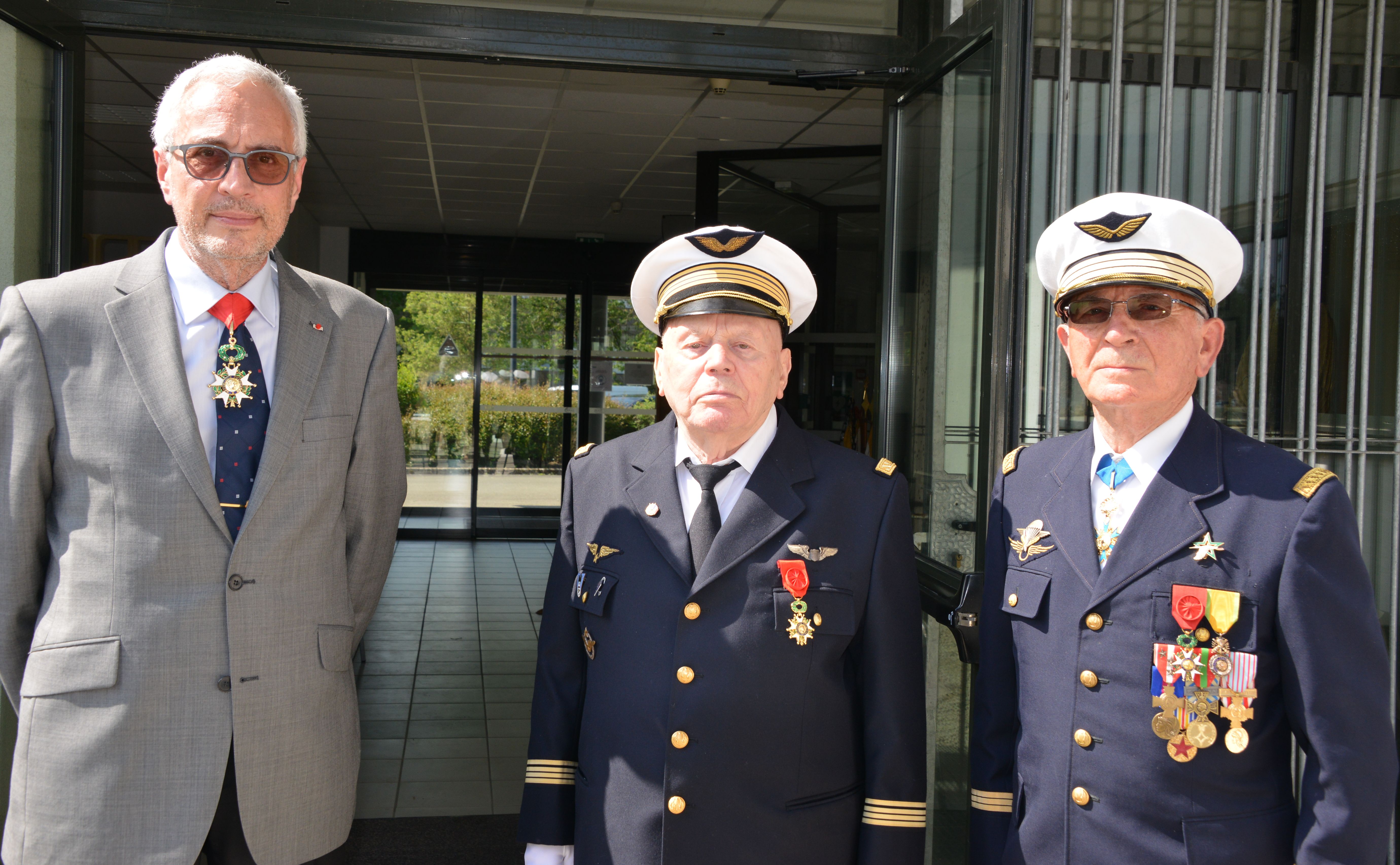 SMLH 53 - Le commandant Roger Desplanques promu officier de la Légion d ...