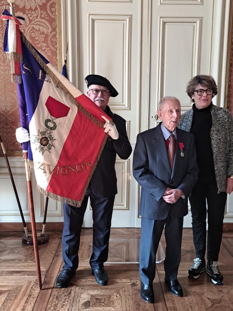 Remise de la Légion d'honneur à un centenaire du Vaucluse